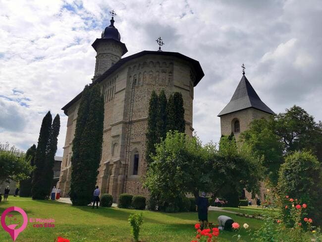 Monasterio Medieval más alto de Moldavia - El Mundo con Ella