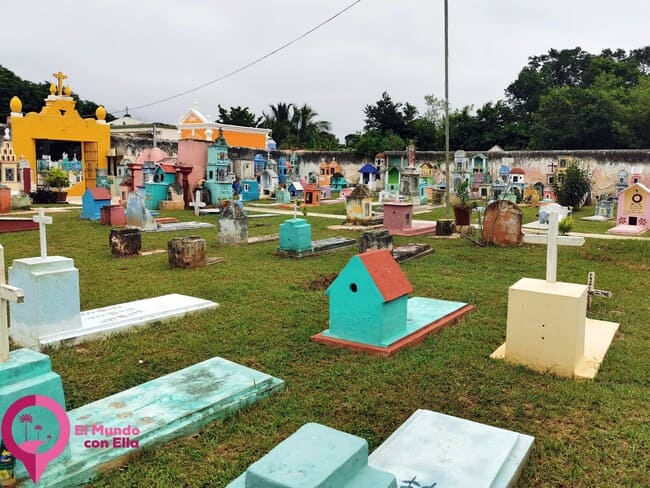 El colorido cementerio de Hoctún - El Mundo con Ella
